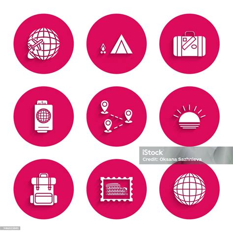 경로 위치 우편 스탬프 및 콜로세움 지구 지구본 일몰 하이킹 배낭 티켓이 있는 여권 여행 스티커 및 글로브 비행 비행기 아이콘용 여행 가방을 설정합니다 벡터 가방에 대한