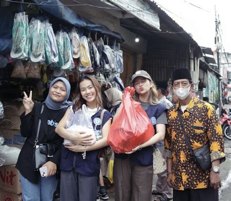 Rebecca Klopper Ngabuburit Sambil Bagi Takjil