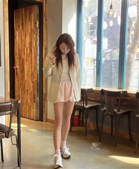 인`스타`그램 세상 40대 슈 미니스커트 입고 뽐낸 `11자 각선미` N샷 Zum 뉴스