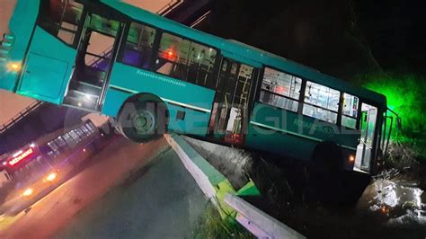Un Chofer Perdió El Control Del Colectivo Y Cayó A Un Arroyo Las