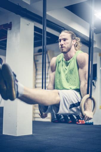 매력적인 맞는 남자는 체육관에서 밖으로 작동 극적인 조명 체육관에서 운동을 적합 하 고 매력적인 남자 건강한 생활방식에 대한 스톡 사진 및 기타 이미지 Istock