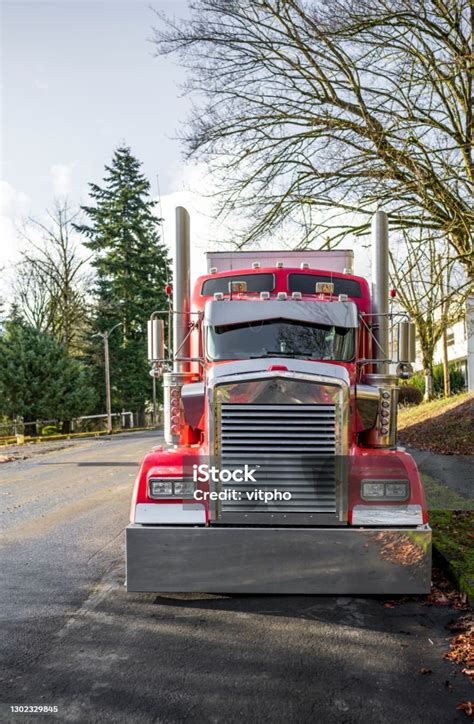 산업용 구역의 도시 거리에 서 크롬 액세서리와 밝은 빨간색 미국 아이돌 큰 리그 클래식 세미 트럭 트랙터 세미 트럭에 대한 스톡 사진 및 기타 이미지 Istock