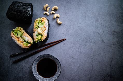 일본의 전통 젓가락으로 콘크리트 배경에 야채와 노리를 곁들인 오니기라즈 맨 위 보기 0명에 대한 스톡 사진 및 기타 이미지