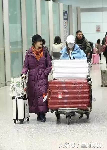 李小璐現身機場口罩遮面，和媽媽挽手同行顯安心！ 每日頭條