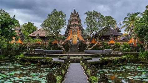 The Magic of the Palace in Ubud a Place of Music and Dance 불가리 리조트 발리