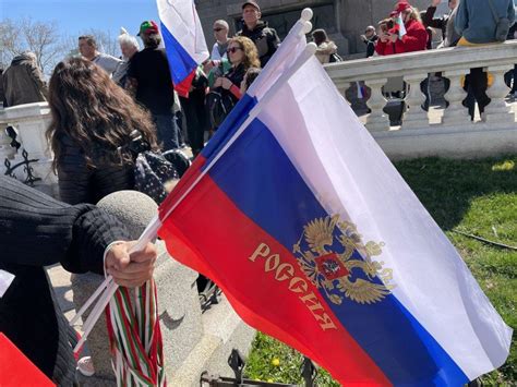 Протестът на Възраждане като агитка на селски отбор 20 човека 35 байряка КАПИТАН