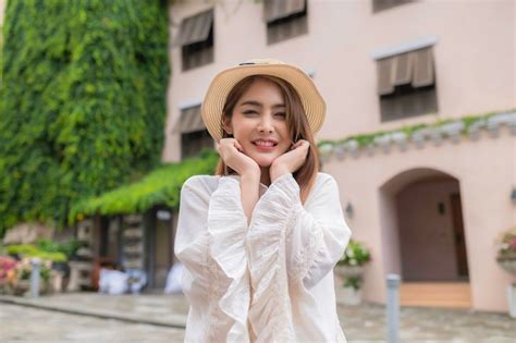 Premium Photo Asian Woman Traveling At The Old Town Italy Stylealone
