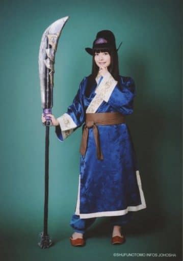 生寫真 女 聲優 上坂堇 全身服裝藍色白色COSPLAY右手腕武器左下巴背景綠 上坂堇寫真集墨田的小混沌 超中野大陸的逆襲會場