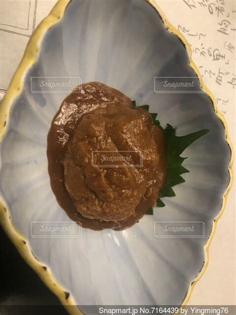 テーブルの上に置かれたケーキの写真・画像素材 7164439 Snapmart（スナップマート）