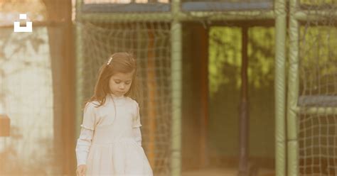 Una Niña Parada Frente A Una Puerta Foto Imagen De Humano Gratuita En