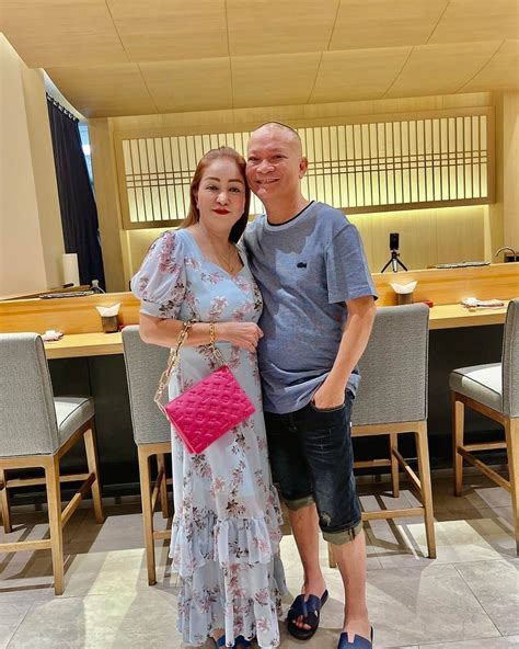 หม่ำ จ๊กมก และ มด ภรรยา ปลื้มใจ เพชร สหรัตน์ ซื้อรถกระบะเป็นของขวัญวัน