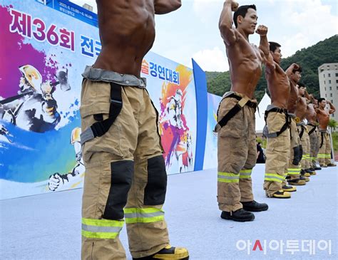 포토 몸짱소방관 선발대회 하의는 소방복 상의는 탈의 아시아투데이