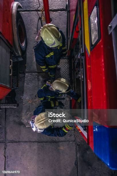 소방차 내부의 소방차를 새의 관점에서 점검하는 소방관 20 24세에 대한 스톡 사진 및 기타 이미지 20 24세 3 명 30 34세 Istock