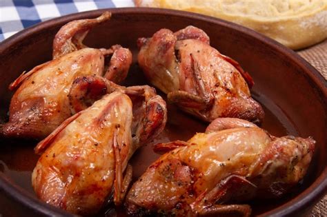 Codorna Assada Com Crosta Crocante Marrom Dourada Fechar Se Foto