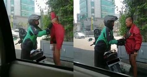 거리에서 홀딱 벗은 소년 그리고 이것이 인도네시아
