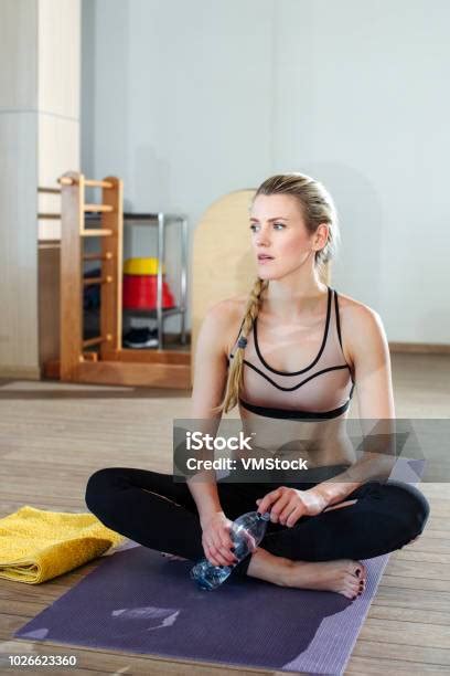 체육관에서 운동 후 휴식 하 고 물 한 병을 들고 아름 다운 여자 가냘픈에 대한 스톡 사진 및 기타 이미지 가냘픈 건강한 생활방식 관능 Istock