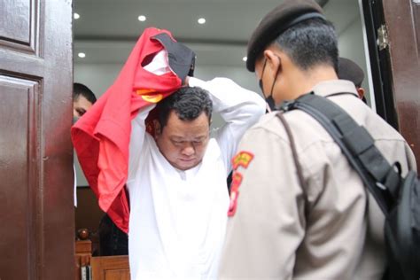 Momen Kuat Ma Ruf Beri Salam Metal Ke Jaksa Usai Divonis 15 Tahun