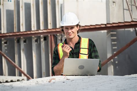 초상화 백인 엔지니어 남자는 프리 캐스트 시멘트 야외 공장에서 일하는 노트북 컴퓨터와 워키 토키를 사용합니다 40 44세에 대한 스톡 사진 및 기타 이미지 Istock