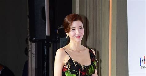 [t포토] 김규리 화려한 꽃무늬 드레스