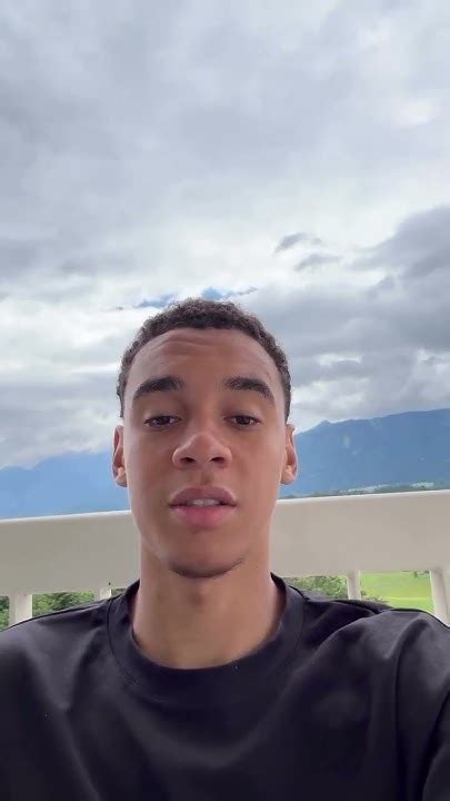 لاعب بيارن مونيخ جمال موسيلا يطمئن الجماهير حول صحته بعد تعرضه لكسر في