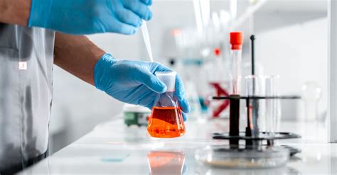 有关专业科学家 临床实验室 健康科学 分析化学 化学分析 化学反应 化学实验 化学工业 化學 医学研究 受控环境 吸管 塑料吸管 安全 实验室技术员 实验室玻璃