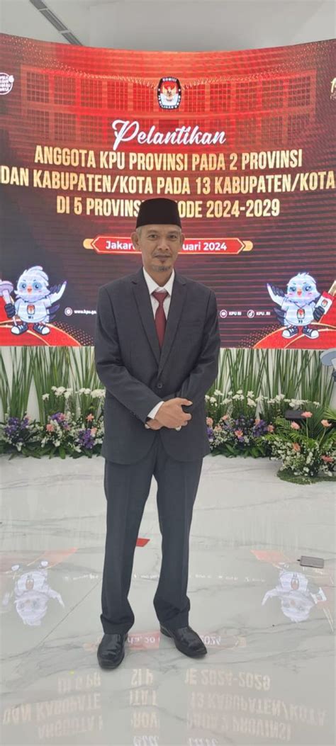 Komisioner KPU Provinsi Riau Resmi Dilantik Ketua KPU Inhil Ucapkan