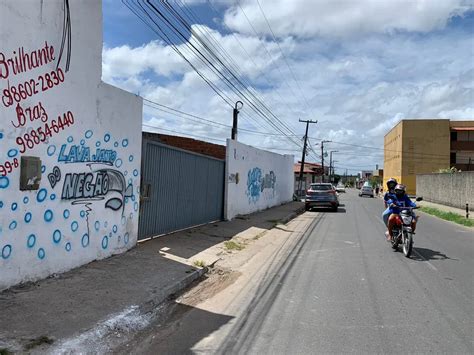 Homem morre atropelado pela própria mulher que manobrava carro em lava