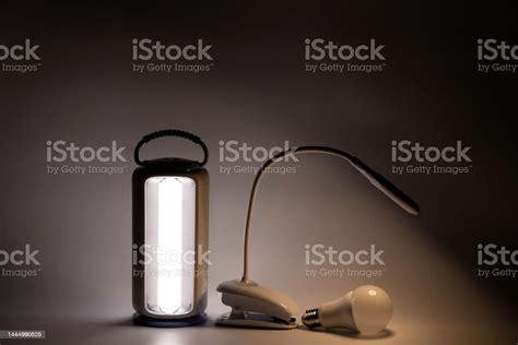 휴대용 및 테이블 Led 램프와 흰색 배경에 전구는 빛없이 어둠 속에서 빛납니다 0명에 대한 스톡 사진 및 기타 이미지 0명