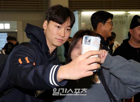 [포토]엄상백 팬들과 셀카 타임