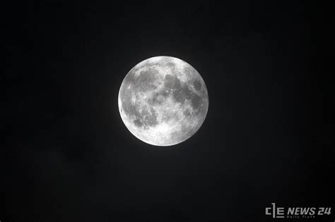 [포토] 구름 속에 얼굴 내민 한가위 보름달