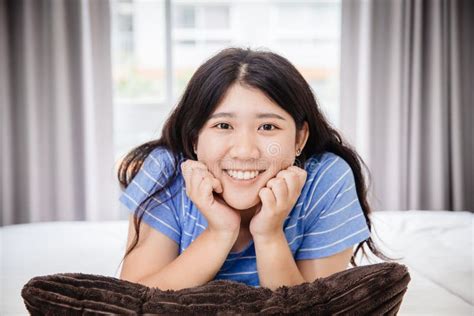 Sourire De L Adolescence Asiatique Mignon Avec De Bonnes Dents Saines Image Stock Image Du