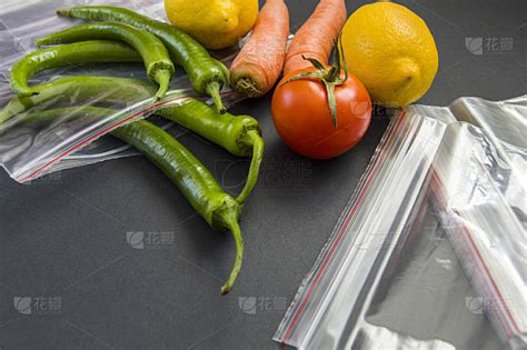 上锁的冰箱袋用来存放冰箱里的食物