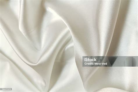 흰색 구겨진 또는 물결 모양의 직물 질감 배경 추상 린넨 천 부드러운 파도 사틴 실크 코튼의 주름 매끄러운 우아한 실크 또는