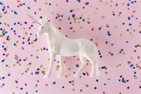 다양 한 파티 색종이와 반짝이 유니콘 다채로운 축 하 배경 최소한의 파티 개념 11월에 대한 스톡 사진 및 기타 이미지 11월 개념 귀여운 Istock