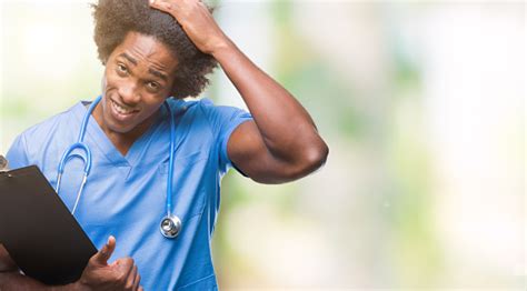 아프리카 미국 외과 의사 클립보드 맨 손으로 머리에 압박 절연된 배경 위에 들고 충격 수치심과 깜짝 얼굴로 분노와 좌절 두려워 하 고 실수에 대 한 화가 감정에 대한 스톡