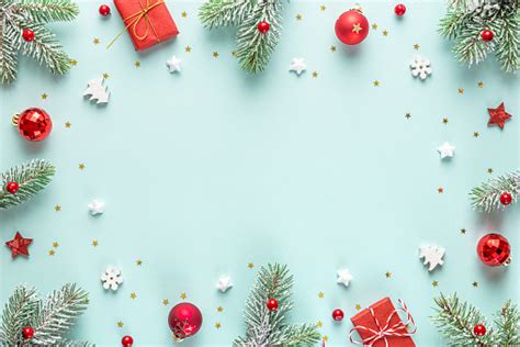 파스텔 블루 배경에 눈 덮인 전나무 가지 빨간 장식 선물 상자 및 솔방울로 만든 크리스마스 프레임 플랫 레이 새해 복 많이 받으세요 그리고 겨울 방학 배경 상의 View 0