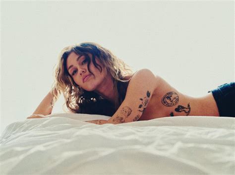 Miley Cyrus Impressiona Ao Surgir Em Clique Sem Camisa