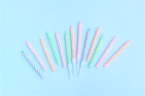 파란색 배경에 여러 가지 빛깔의 생일 촛불 화려한 촛불 파티 개체 그룹에 대한 스톡 사진 및 기타 이미지 개체 그룹 거친