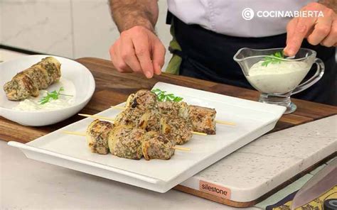 Souvlaki griego con salsa tzatziki la receta de Joseba Arguiñano