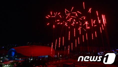 세계수영대회하늘을 수놓는 화려한 불꽃 뉴스1