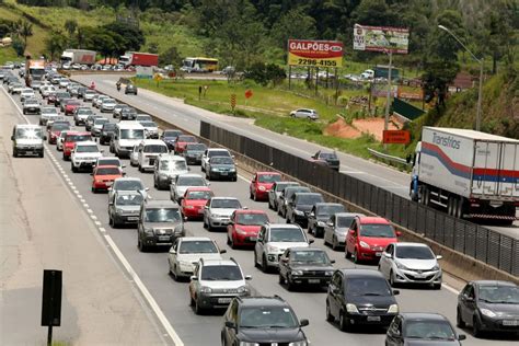 Rodovia Fernão Dias tem pistas bloqueadas em SP após acidente nesta