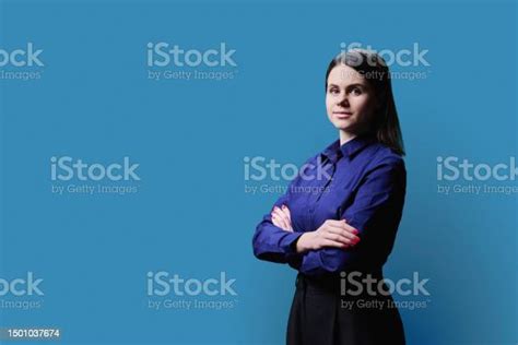 젊은 자신감 넘치는 사업가들이 파란 배경에 카메라를 보고 공간을 복사한다 경영자에 대한 스톡 사진 및 기타 이미지 경영자