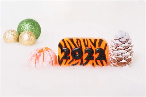 크리스마스와 새해 장식 소나무 콘 만다린 2022 가벼운 배경 수제 새해 비누 자마스 장난감 홀리데이 컨셉 선물 수제 비누 겨울에 대한 스톡 사진 및 기타 이미지 Istock