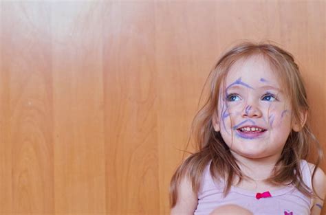 펠트 팁 펜으로 그려진 얼굴을 가진 재미있는 3 세 소녀의 초상화 작은 장난꾸러기 2 3 살에 대한 스톡 사진 및 기타 이미지 2 3 살 교육 귀여운 Istock