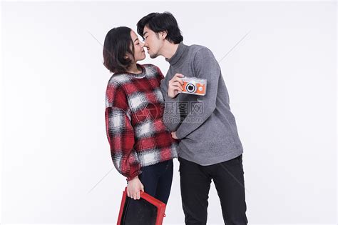 爱摄影的年轻情侣高清图片下载 正版图片500810787 摄图网