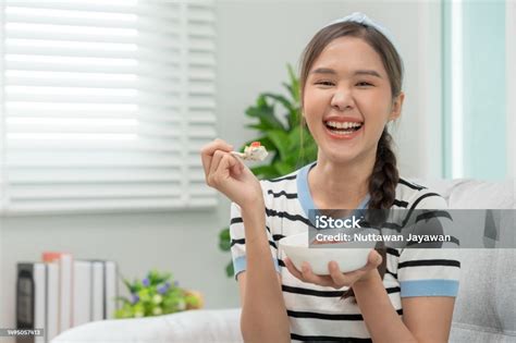 건강에 좋은 음식 아름다운 여성 소녀는 집에서 아침 식사 건강에 요구르트 그라 놀라 신선한 과일을 먹는 것을 즐깁니다 행복한