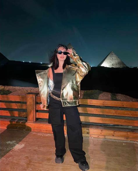 موضة الجلد تسيطر على إطلالات نجمات العالم لموسم الخريف والشتاء مجلة هي