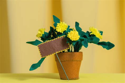 노란색 수제 화분으로 된 산들비의 브라운 클리어 펠트 토퍼 픽은 노란색 직물 드레이프 배경에 있습니다 공간을 복사합니다 0명에 대한 스톡 사진 및 기타 이미지 Istock