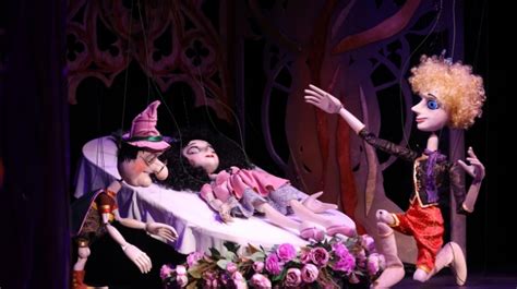 София играе Снежанка и седемте джуджета