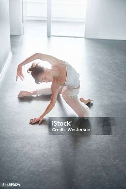 발레 댄서 하기 그녀의 운동 에 바닥 공연에 대한 스톡 사진 및 기타 이미지 공연 공연자 과시함 Istock